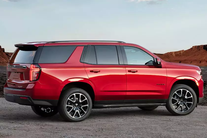 2021-2022 Chevrolet Tahoe පසුපස කෝණ දසුන