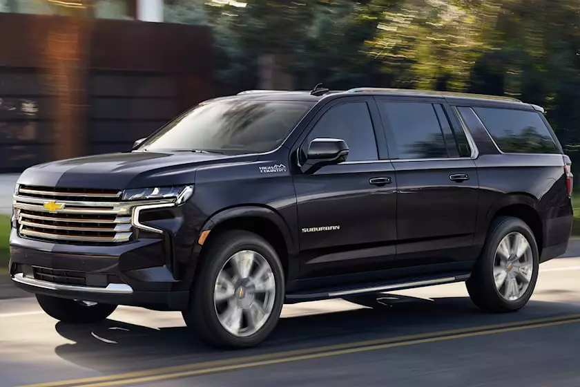 2021-2022 Chevrolet Suburban rijden met zijwaartse hoek