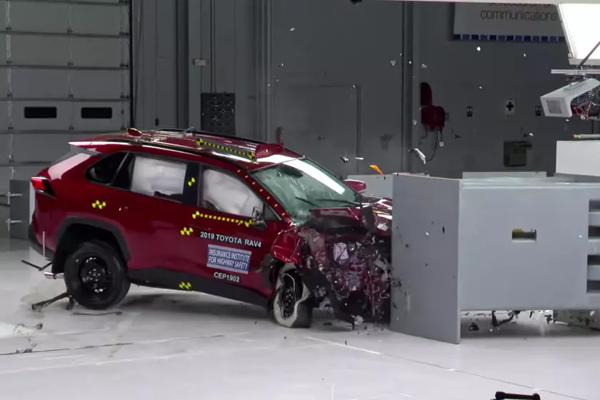 Toyota RAV4 sjocht gefaarlik út tidens Moose Test 35485_7