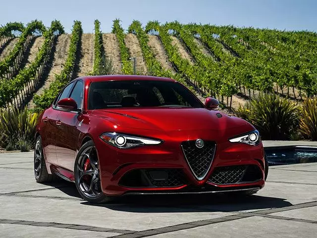 Kwụsị ihe niile n'ihi na ị nwere ike hazie nrọ gị Alfa Romeo Giulia 35581_2