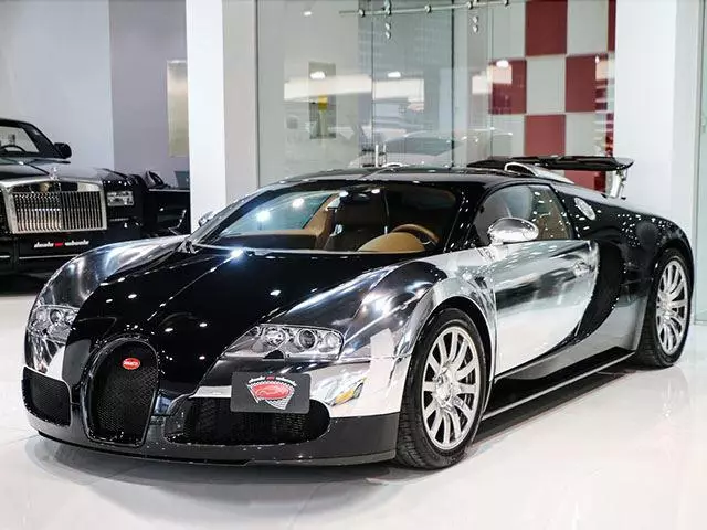 คุณเดาได้ไหมว่า Bugatti Veyron สีดำและ Chrome อันน่าทึ่งนี้มีขายที่ไหน? 35606_1