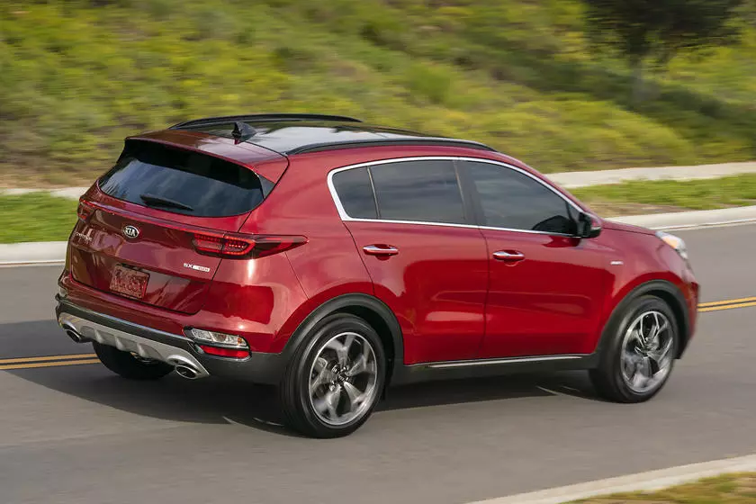 2020-2021 Kia Sportage braukšana atpakaļskatā