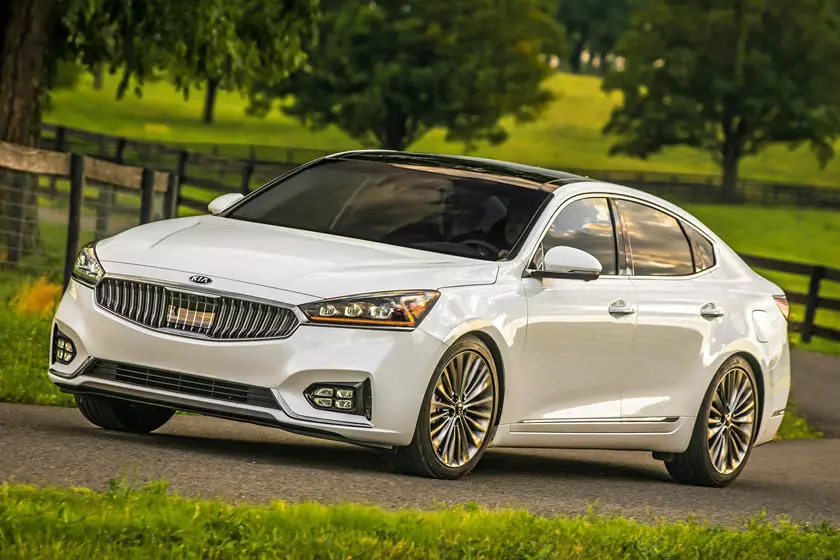 Kia Cadenza 2017-2019 Vista lateral esquerda frontal de três quartos