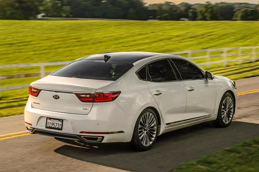 2017-2019 Kia Cadenza vista lateral direita traseira de três quartos