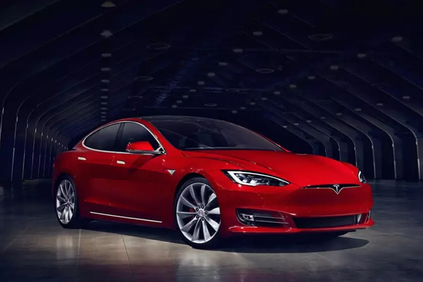 Vista de ângulo frontal do Tesla Model S 2017-2020