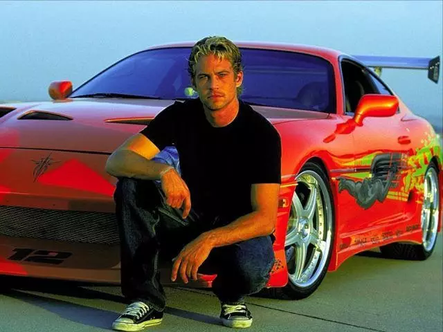 Izimoto zika-Paul Walker ezingaphezu kwezingama-30 zebiwe phakathi namahora angama-24 wokushona kwakhe kabuhlungu. 35865_1