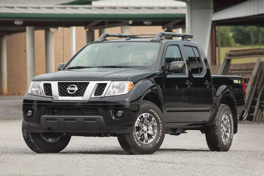 Pandangan Sudut Depan Nissan Frontier 2012-2019