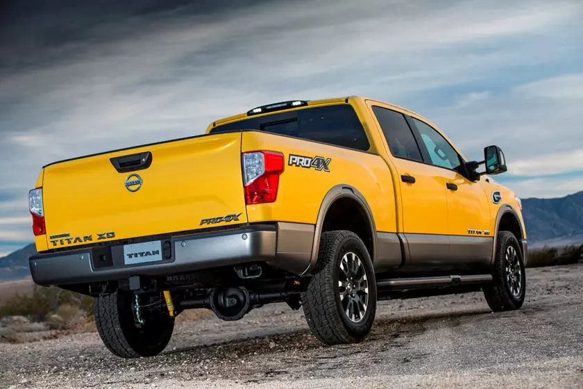 2016-2019 Nissan Titan XD unghi de vedere spate