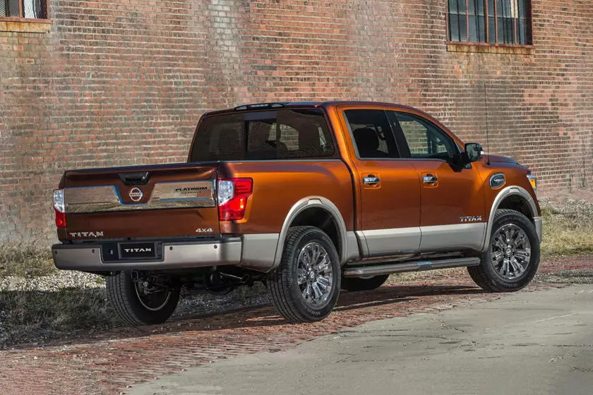 2017-2019 Nissan Titan Vedere în unghi din spate