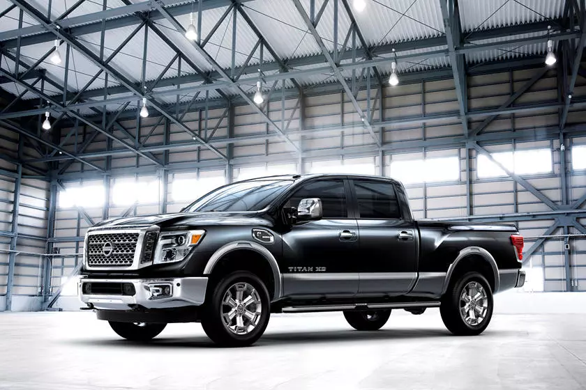 2016-2019 Nissan Titan XD Изглед преден ъгъл