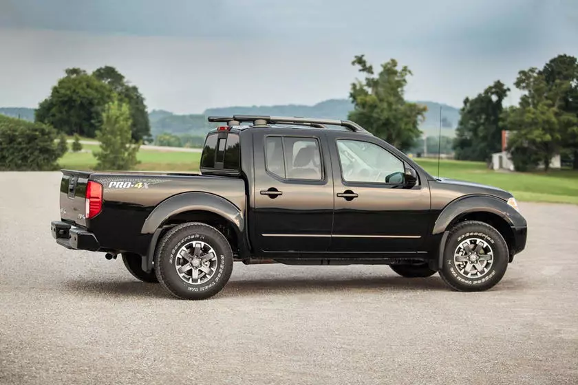 Vedere laterală Nissan Frontier 2012-2019