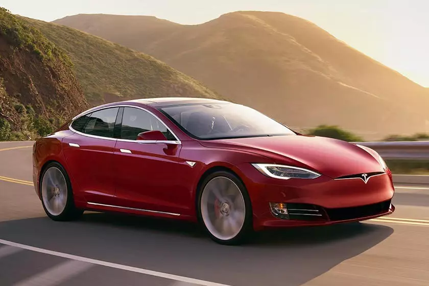 Tesla Model S P100D 2017-2020 гг., вид спереди за рулем