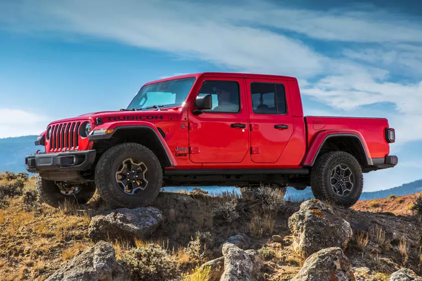 2020 Jeep Gladiatora Front Angle View