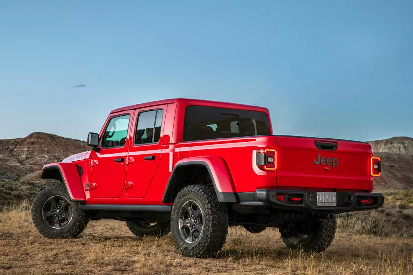 2020 m. Jeep Gladiatora vaizdas iš galinio kampo