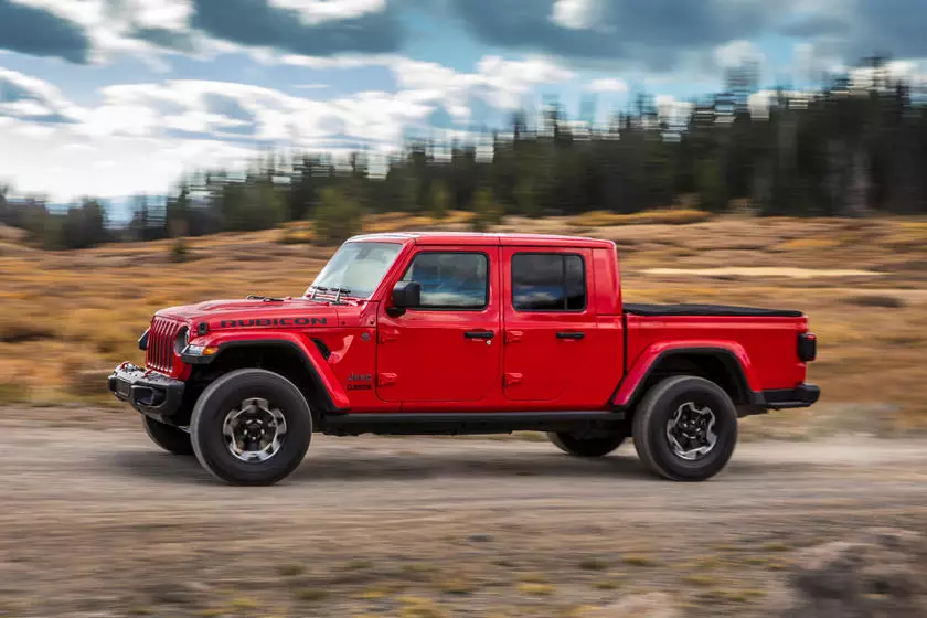 2020 Jeep Gladiatora Side View Driving