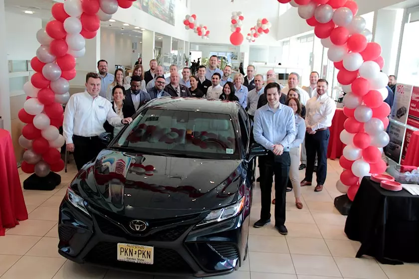 Comprador sortudo do Toyota Camry recebe seu carro de graça 3611_1