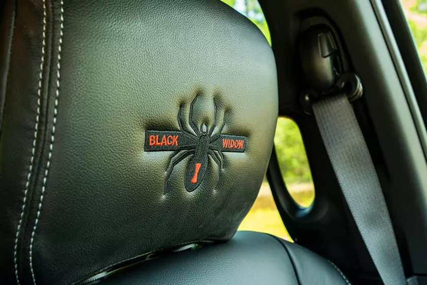 Ram 2500 'Black Widow Edition' ເປັນສັດຮ້າຍນອກຖະໜົນ. 36123_6