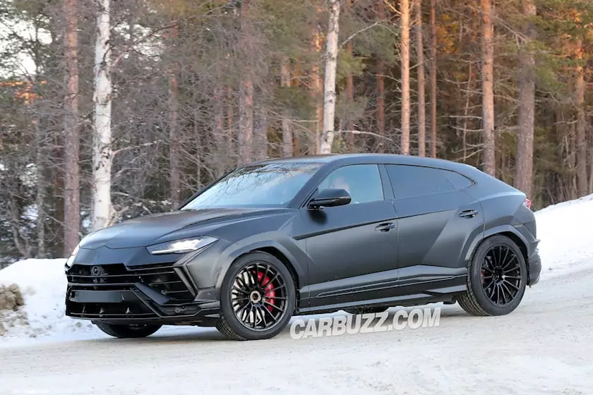 Ба назар мерасад, ки Lamborghini Urus Evo дорои қувваи баланд аст 36167_7