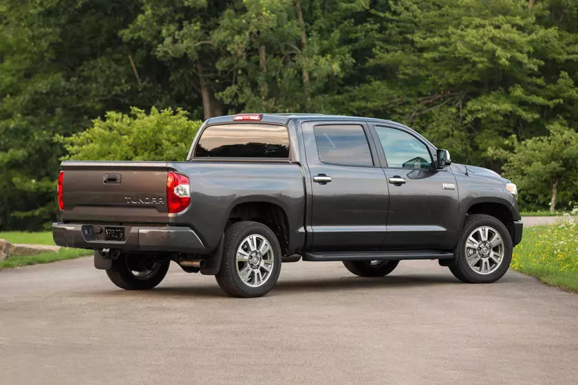 Vista traseira do ângulo da Toyota Tundra 2014-2018