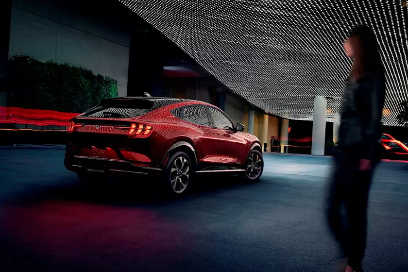 2021-2022 Ford Mustang Mach-E арын өнцгийг харах