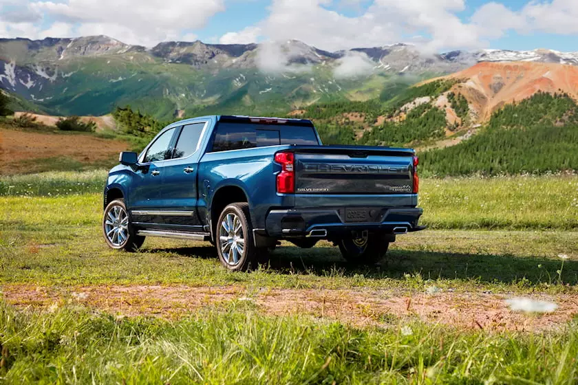 2022 Chevrolet Silverado 1500 የኋላ አንግል እይታ