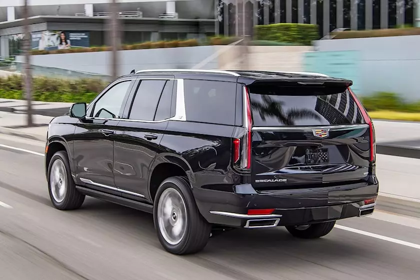 2021-2022 Cadillac Escalade มุมมองด้านหลังการขับขี่