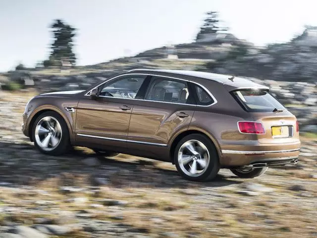 Dyfalwch Pa Foneddiges Sydd Newydd Ei Cael Ei Hun yw Bentley Bentayga Cyntaf y Byd? 36357_1