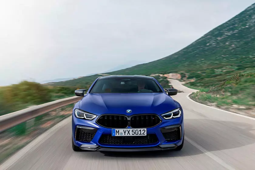 Mengemudi Tampilan Depan BMW M8 Coupe 2020