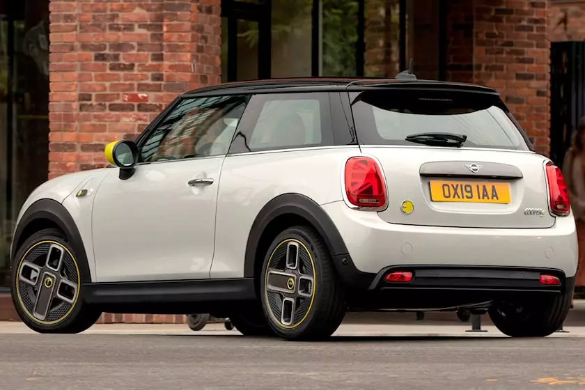 2020-2021 MINI Cooper Hardtop elektrikoa atzeko angeluaren ikuspegia