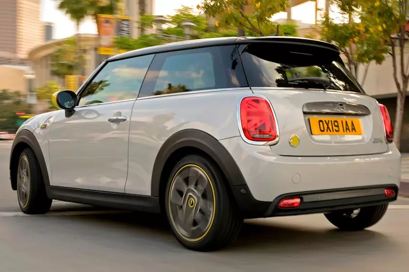 2020-2021 MINI Cooper Hardtop Elektrisch Achteraanzicht Rijden