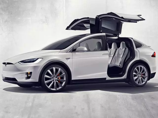 Ĉu la Tesla Modelo X estas la Plej Dezirinda SUV iam farita? 36595_1