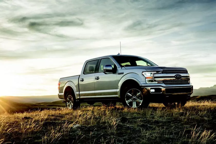 Vista frontal do Ford F-150 SuperCab 2018