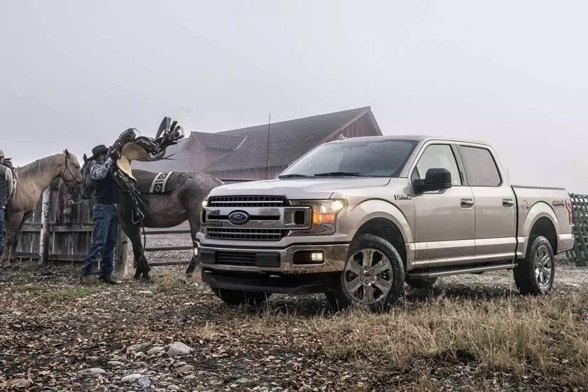 Vista frontal do Ford F-150 SuperCab 2018