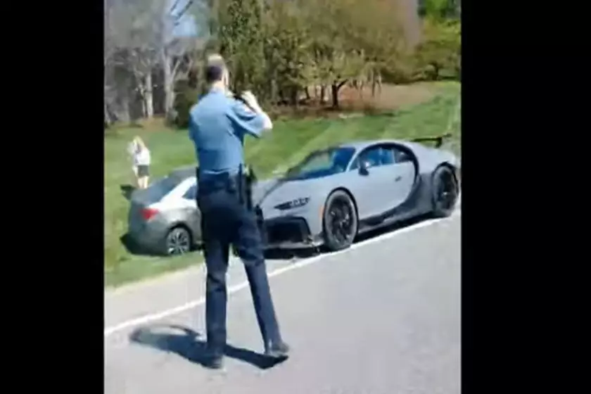 Bugatti Chiron Pur Sport Langka Nabrak Toyota Corolla 36724_3