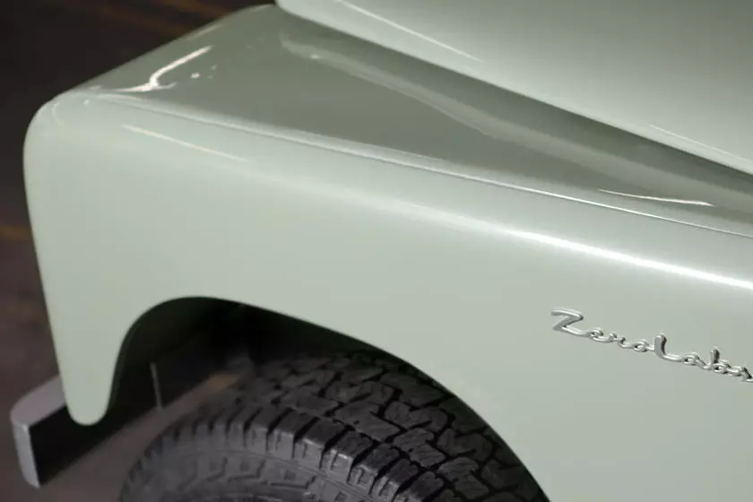 Dizze folslein elektryske Land Rover kostet in koele $ 185,000 36774_5