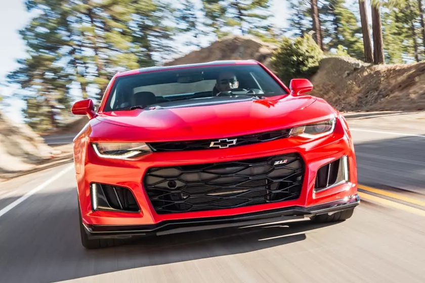 2017-2020 Chevrolet Camaro ZL1 Coupe Pogled sprijeda Vožnja