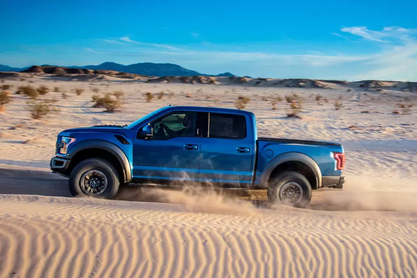 Ford F-150 Raptor 2017-2018 đang chuyển động