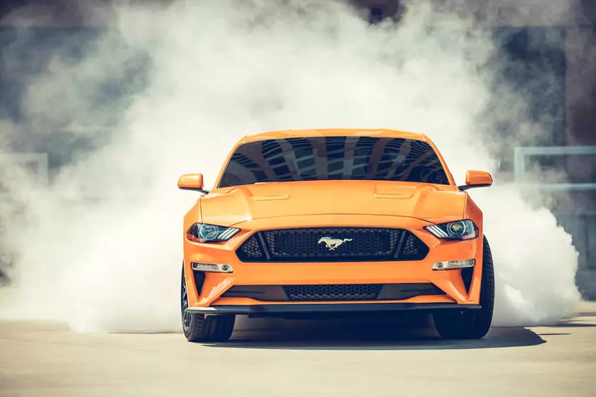 Vista frontal del cupé Ford Mustang 2018-2021