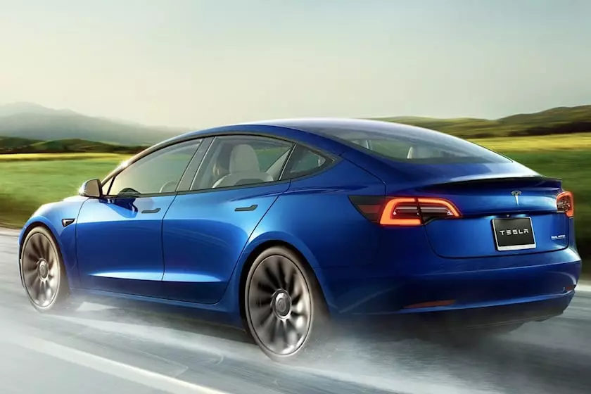 2017-2022 Tesla Model 3 kjørende bakfra