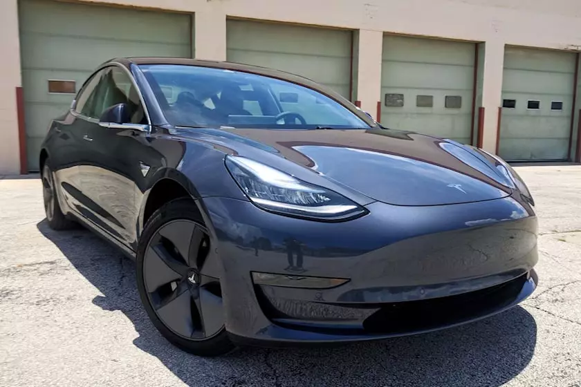 ទិដ្ឋភាពមុំខាងមុខ Tesla Model 3 ឆ្នាំ 2017-2022