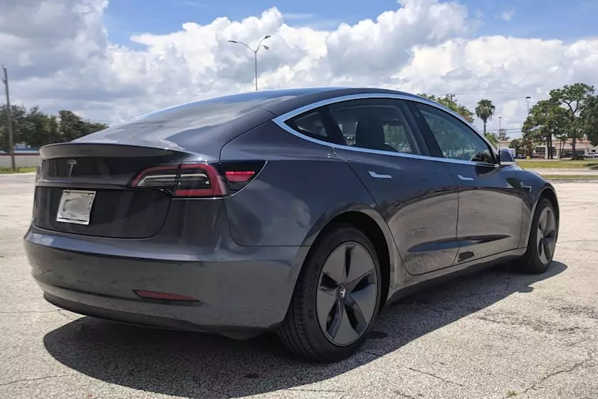 Tesla Model 3 Rear Angle View ឆ្នាំ ២០១៧-២០២២