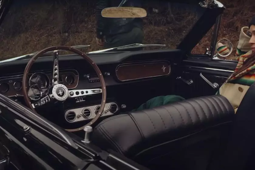 Ջեյսոն Մոմոան պետք է մրցանակ շահի 1965 թվականի այս Mustang Restomod-ի համար 37045_14