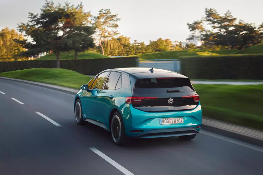 Volkswagen Yoo Lọ Atampako-Si-Toe Pẹlu Tesla's Sub-$25k EV 37237_3