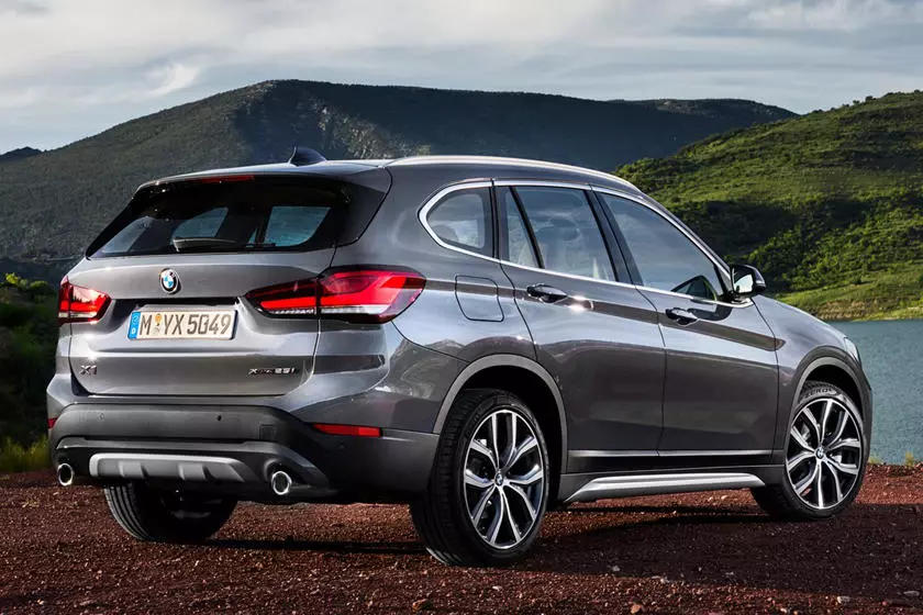 BMW X1 получает столь необходимый фейслифтинг и подключаемую мощность 37256_3