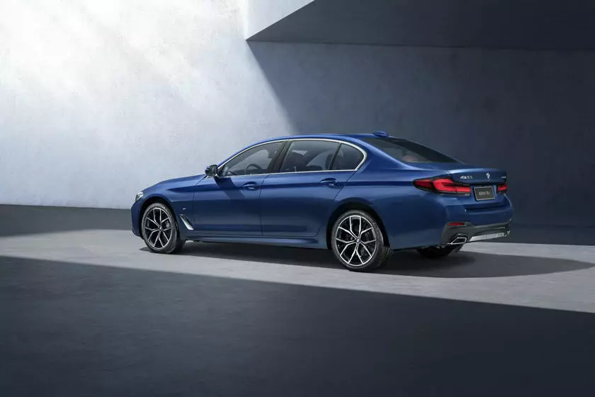 BMW 5 Series ใหม่ของจีนนั้นหรูหรากว่าของเรามาก 37304_2