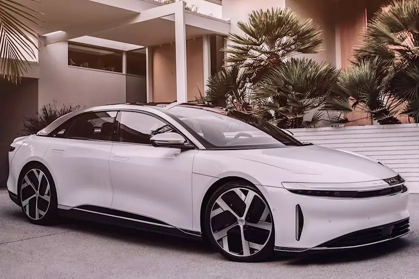 2021-2022 Vista angolare anteriore di Lucid Air