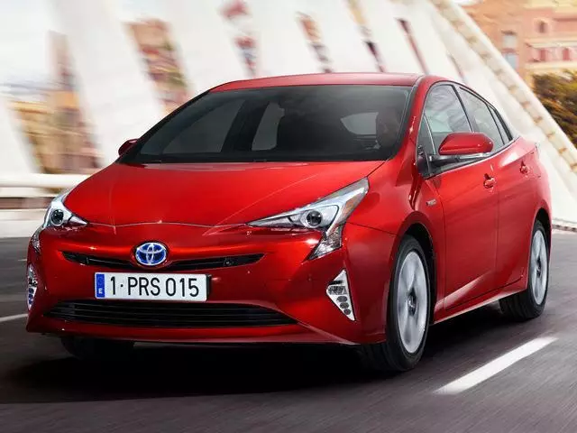 Atkeliavo visiškai naujas 2016 metų Toyota Prius 37434_1