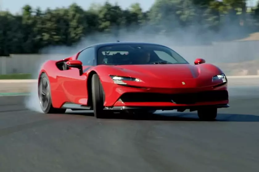 Kijk hoe Chris Harris een Ferrari SF90 schuift in nieuwe Top Gear-trailer 37609_3