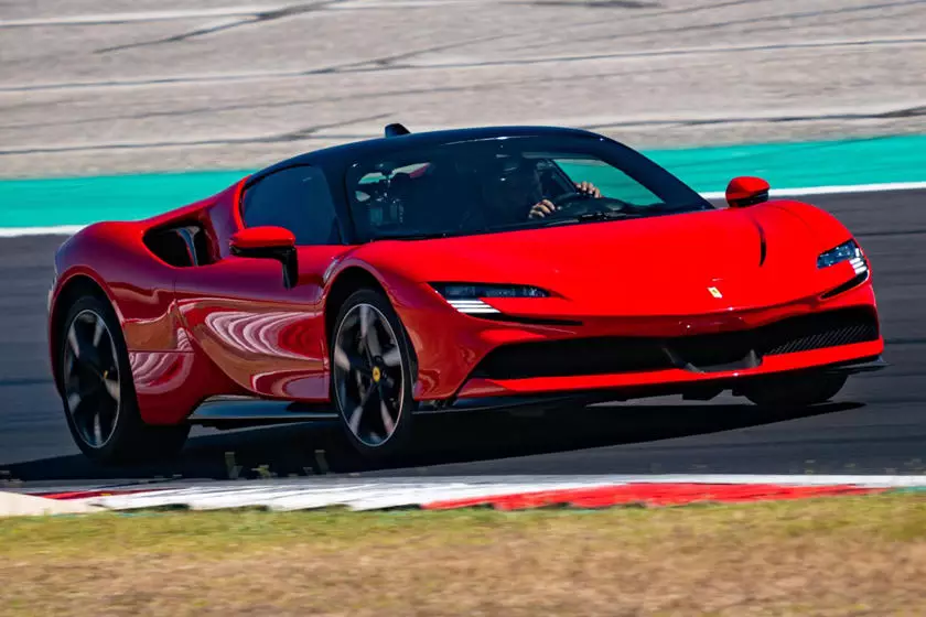 Kijk hoe Chris Harris een Ferrari SF90 schuift in nieuwe Top Gear-trailer 37609_5