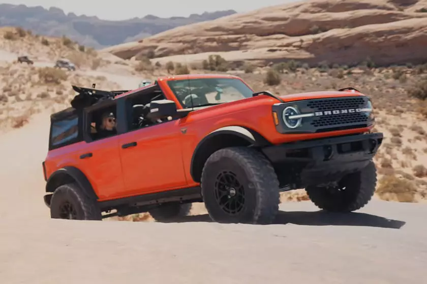 Oglądaj Forda Bronco 2021 wspinającego się po Hell's Gate z zawieszeniem zapasów 37807_1